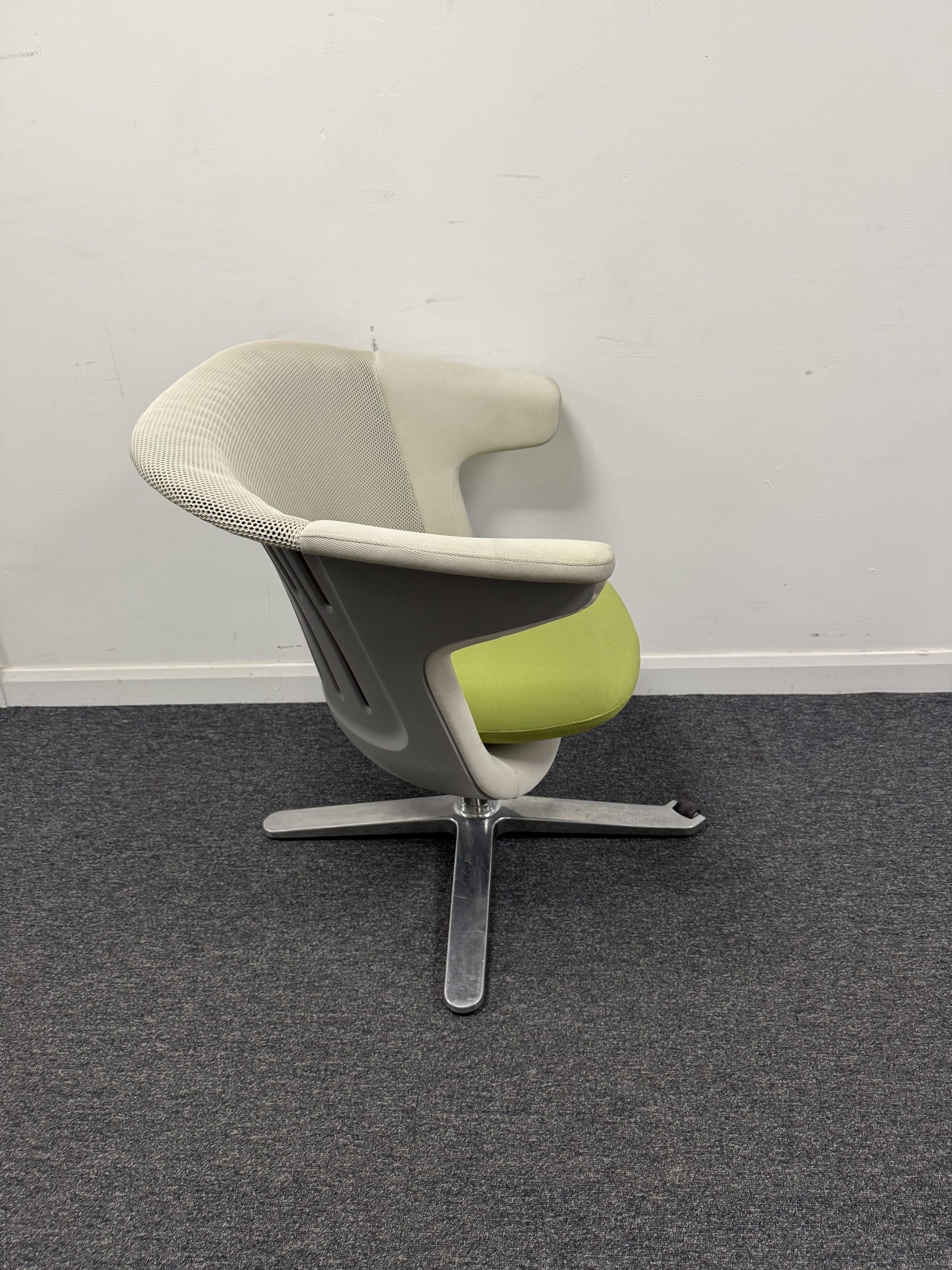 Steelcase i2i Lounge Chair | grey Mesh Back | Revolving Seat