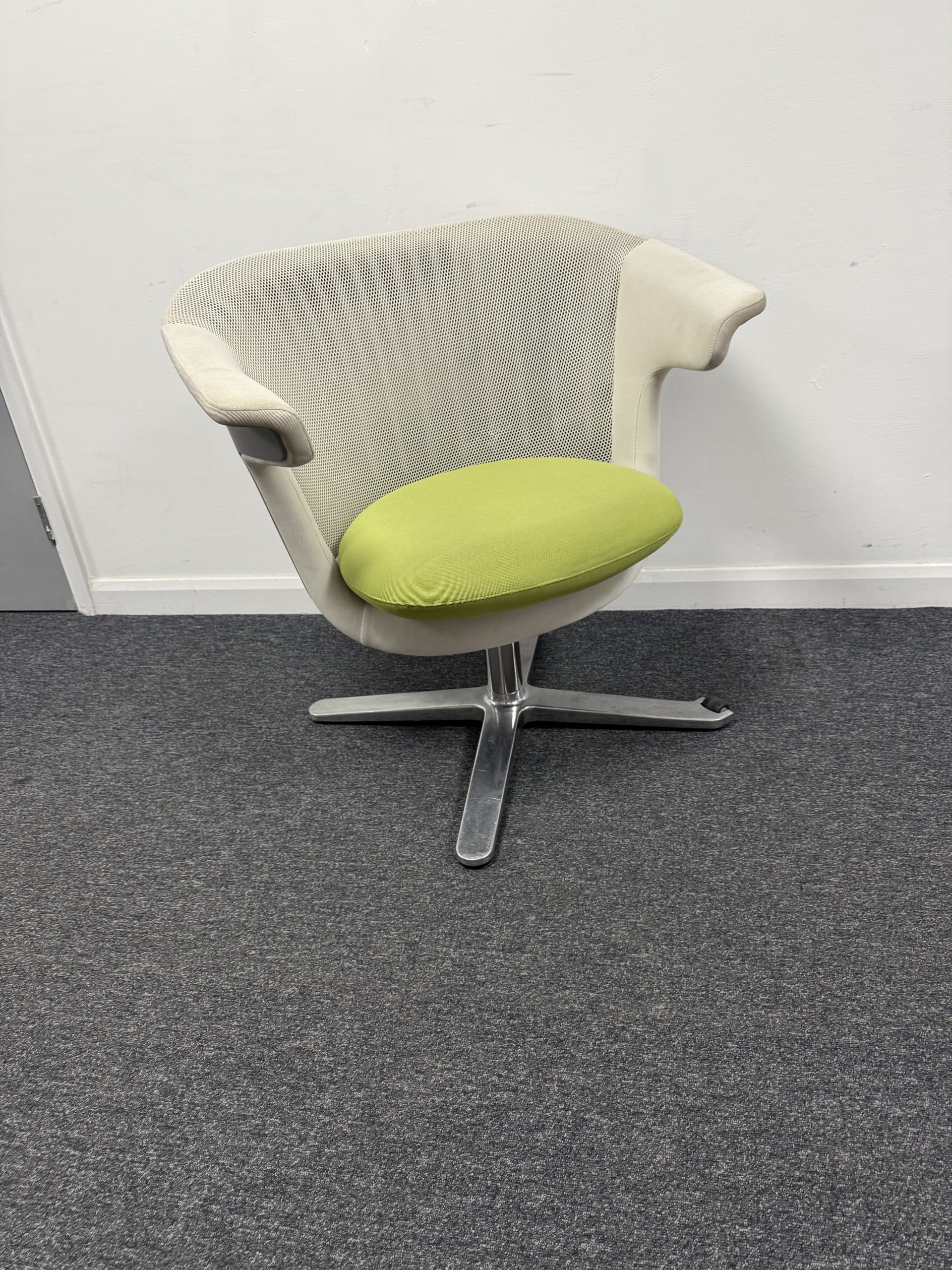 Steelcase i2i Lounge Chair | grey Mesh Back | Revolving Seat