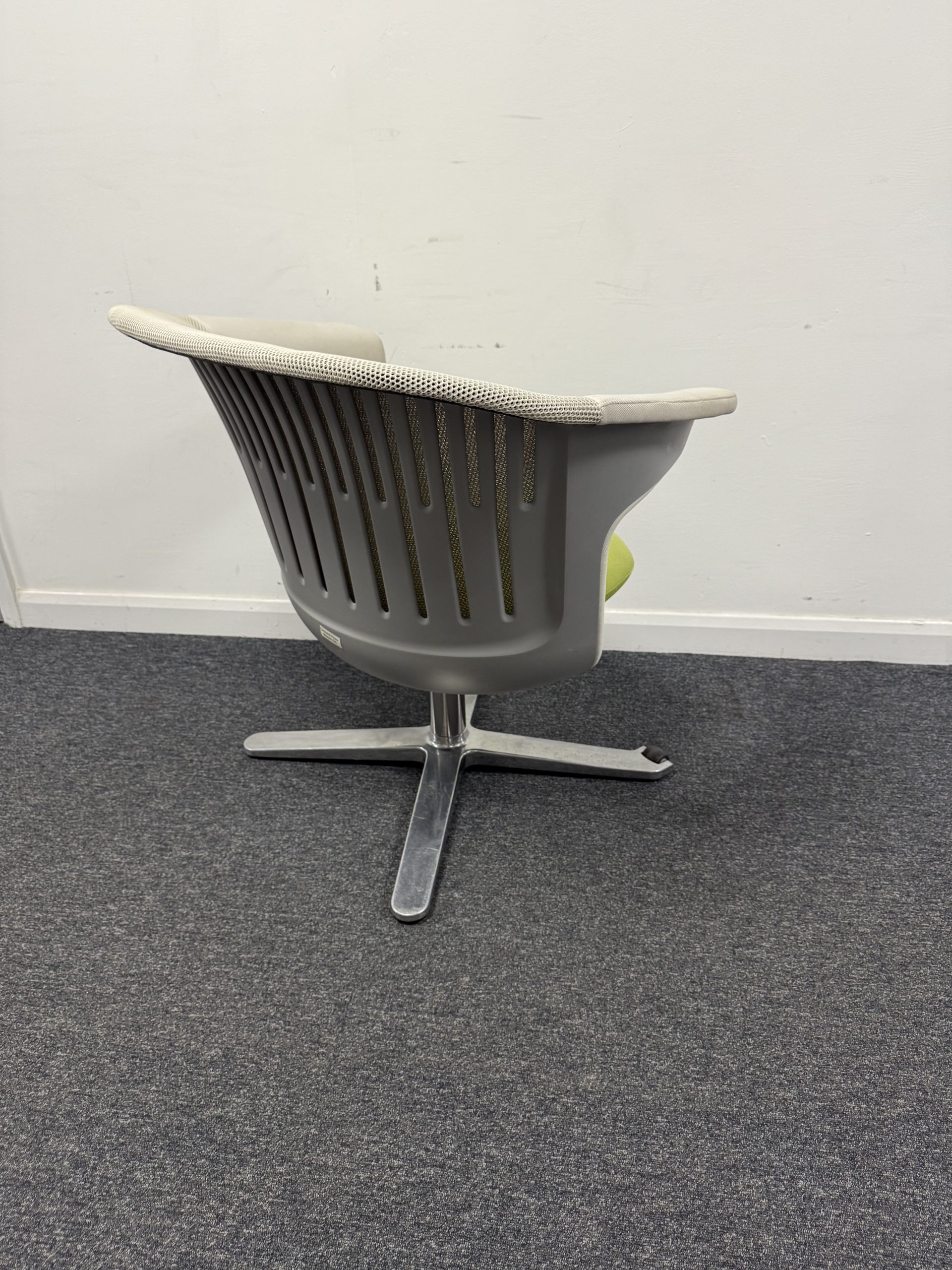 Steelcase i2i Lounge Chair | grey Mesh Back | Revolving Seat